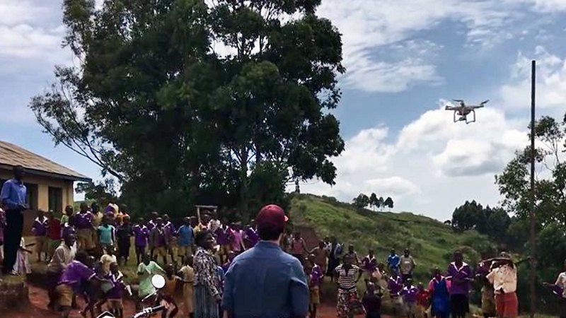 Loucura das crianças do Uganda quando vêm um drone